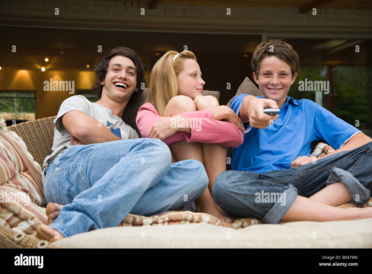 Teenagers watching tv Stock Photo - Alamy