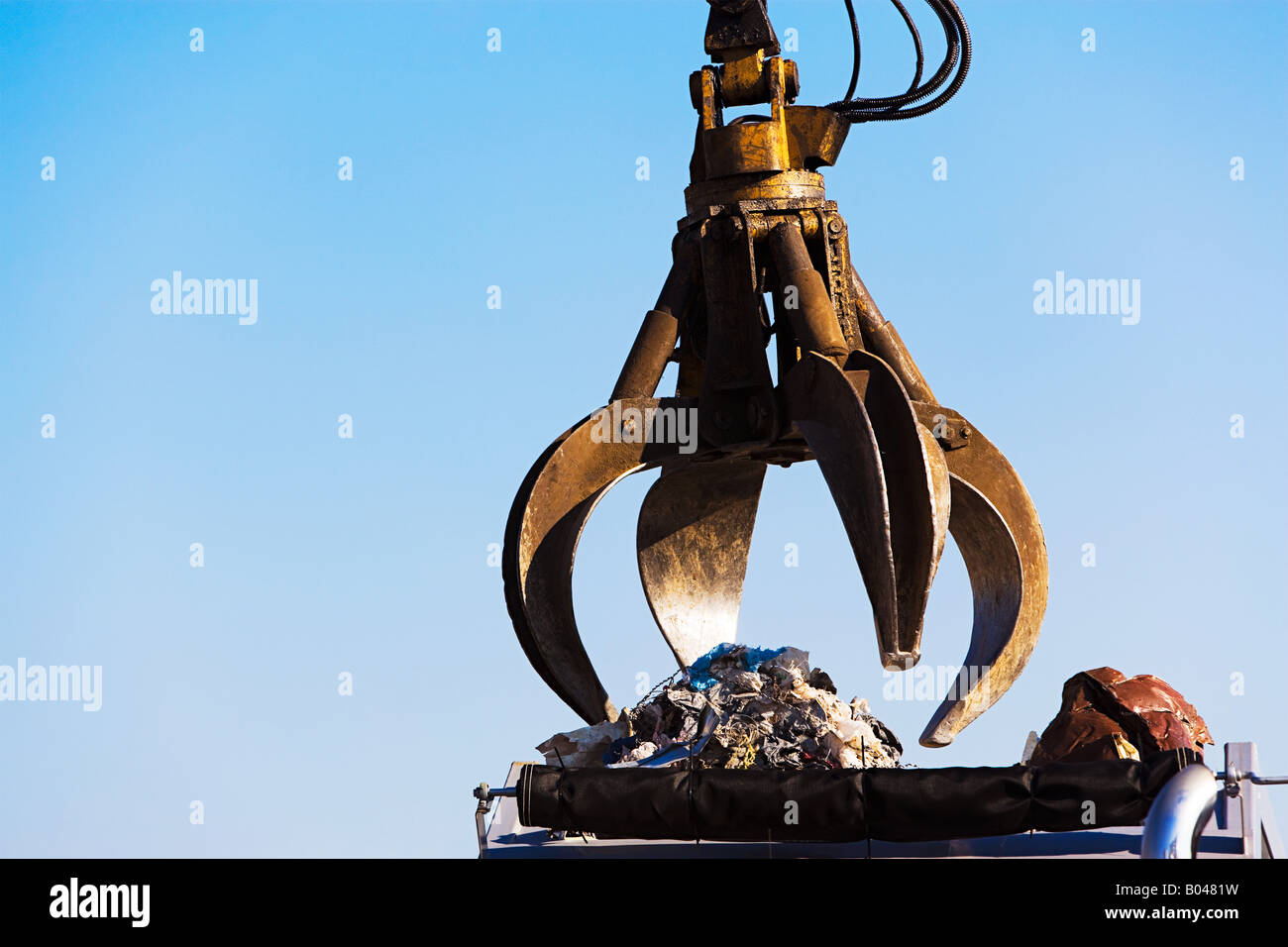 Scrap yard claw hi-res stock photography and images - Alamy
