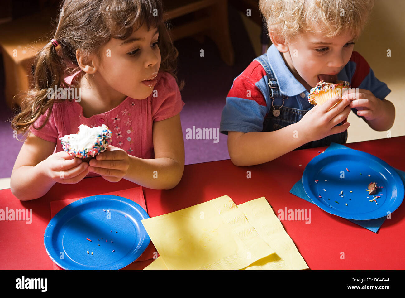 Children eating cakes Stock Photo - Alamy