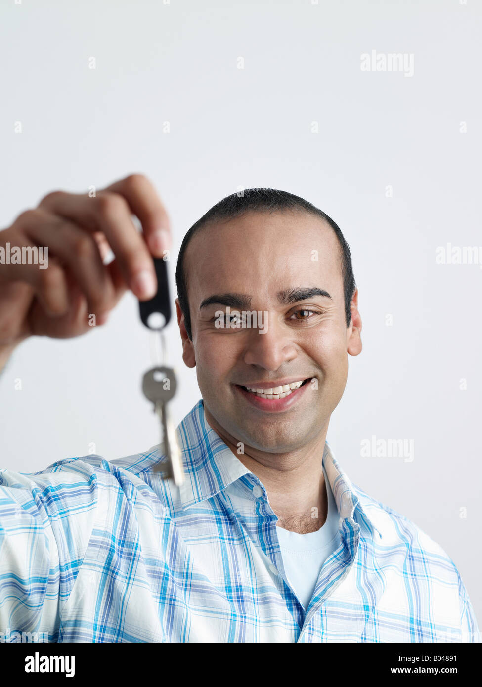 A man holding keys Stock Photo - Alamy