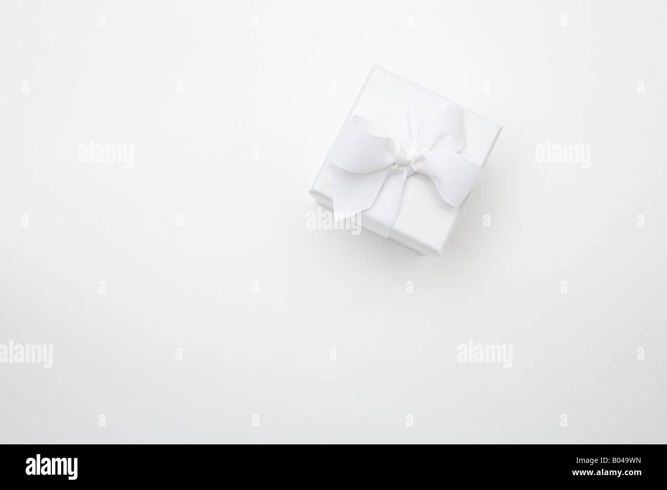 White gift hi-res stock photography and images - Alamy