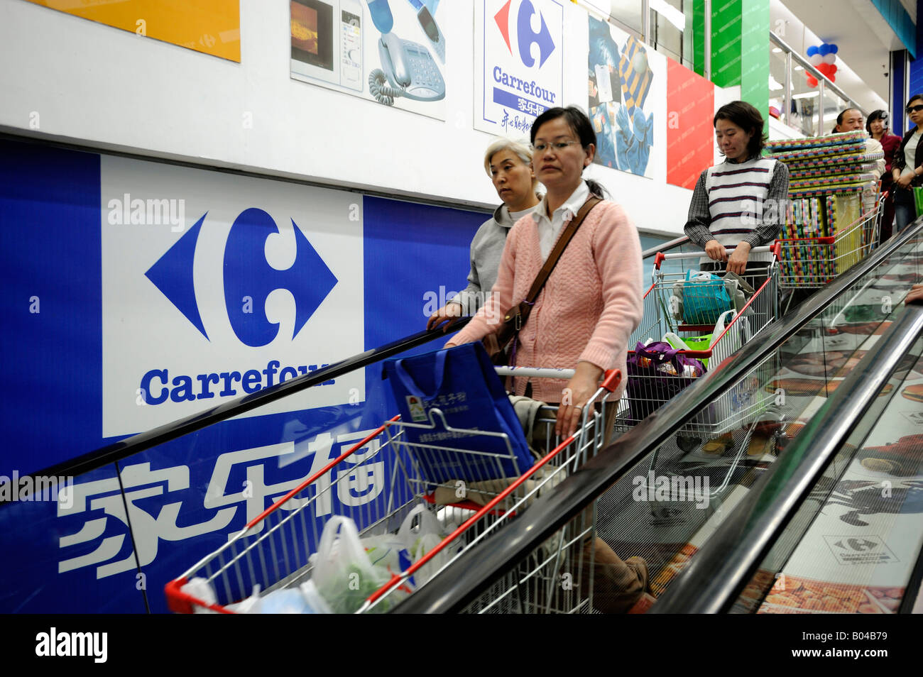 Chinese consumers shopping in a Carrefour supermarket in Beijing China ...