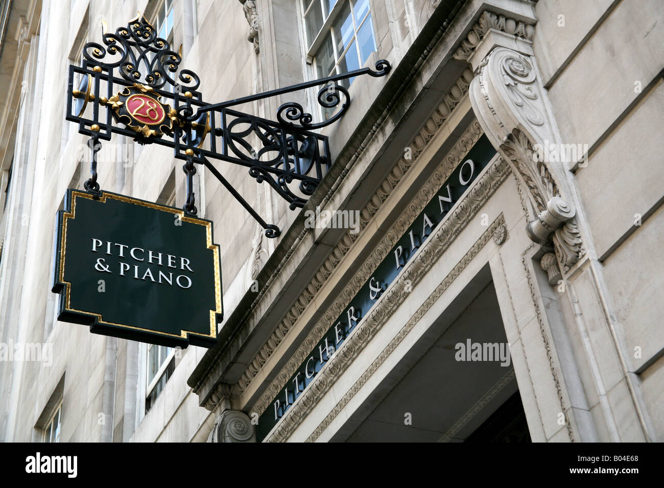 Pitcher And Piano Bar High Resolution Stock Photography and Images - Alamy