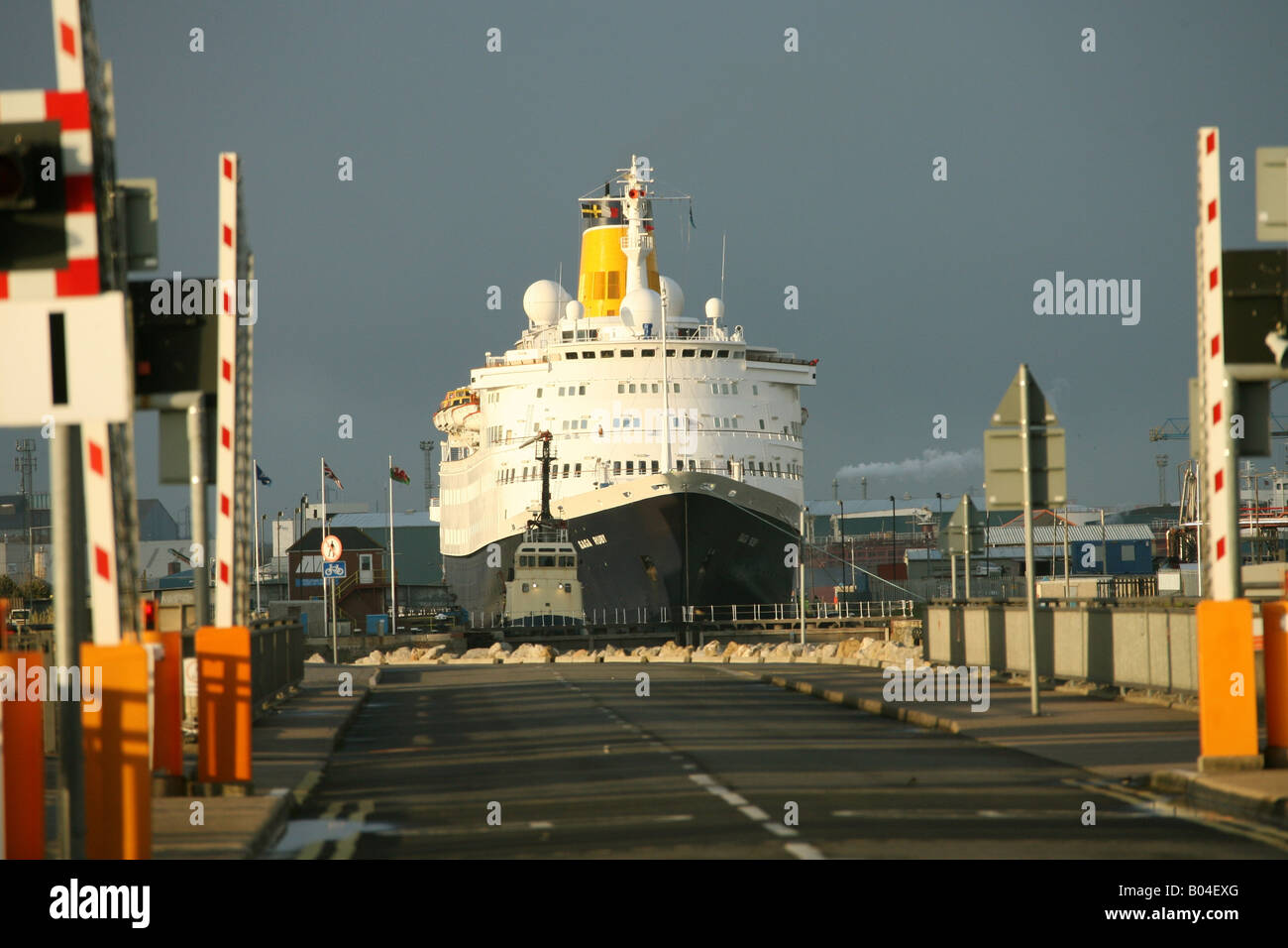 Entrance to cardiff docks hi-res stock photography and images - Alamy