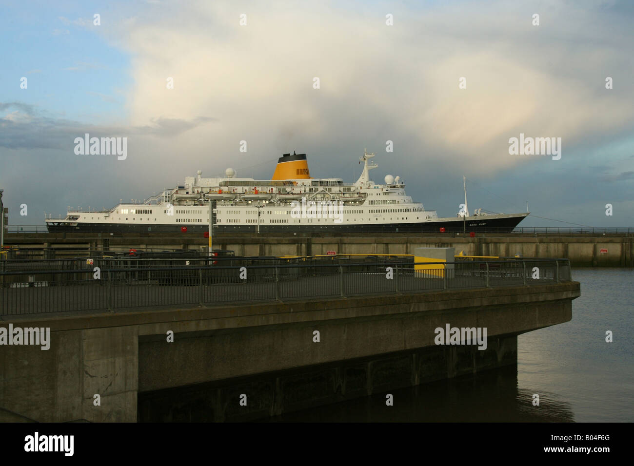 Entrance to cardiff docks hi-res stock photography and images - Alamy