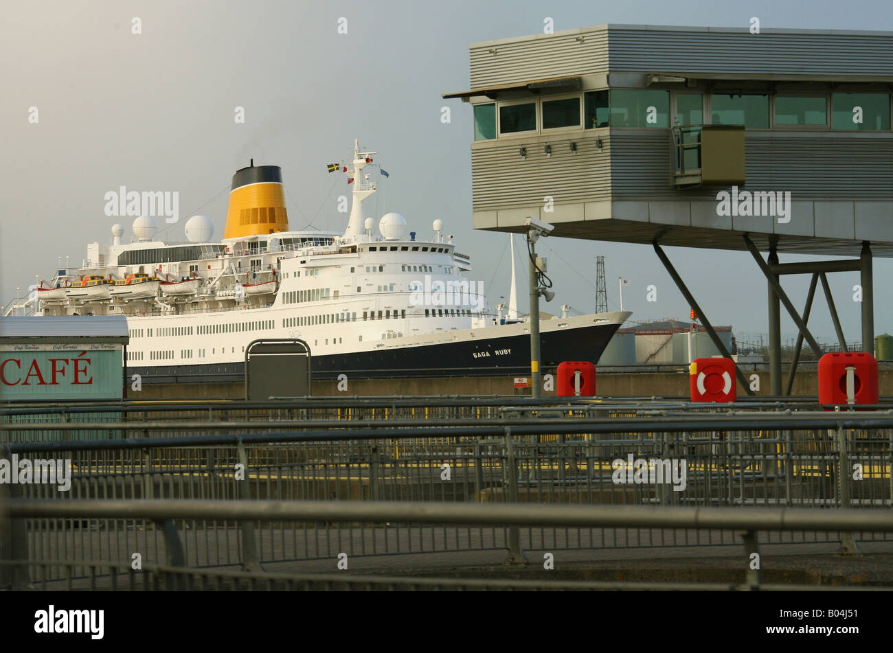Entrance to cardiff docks hi-res stock photography and images - Alamy