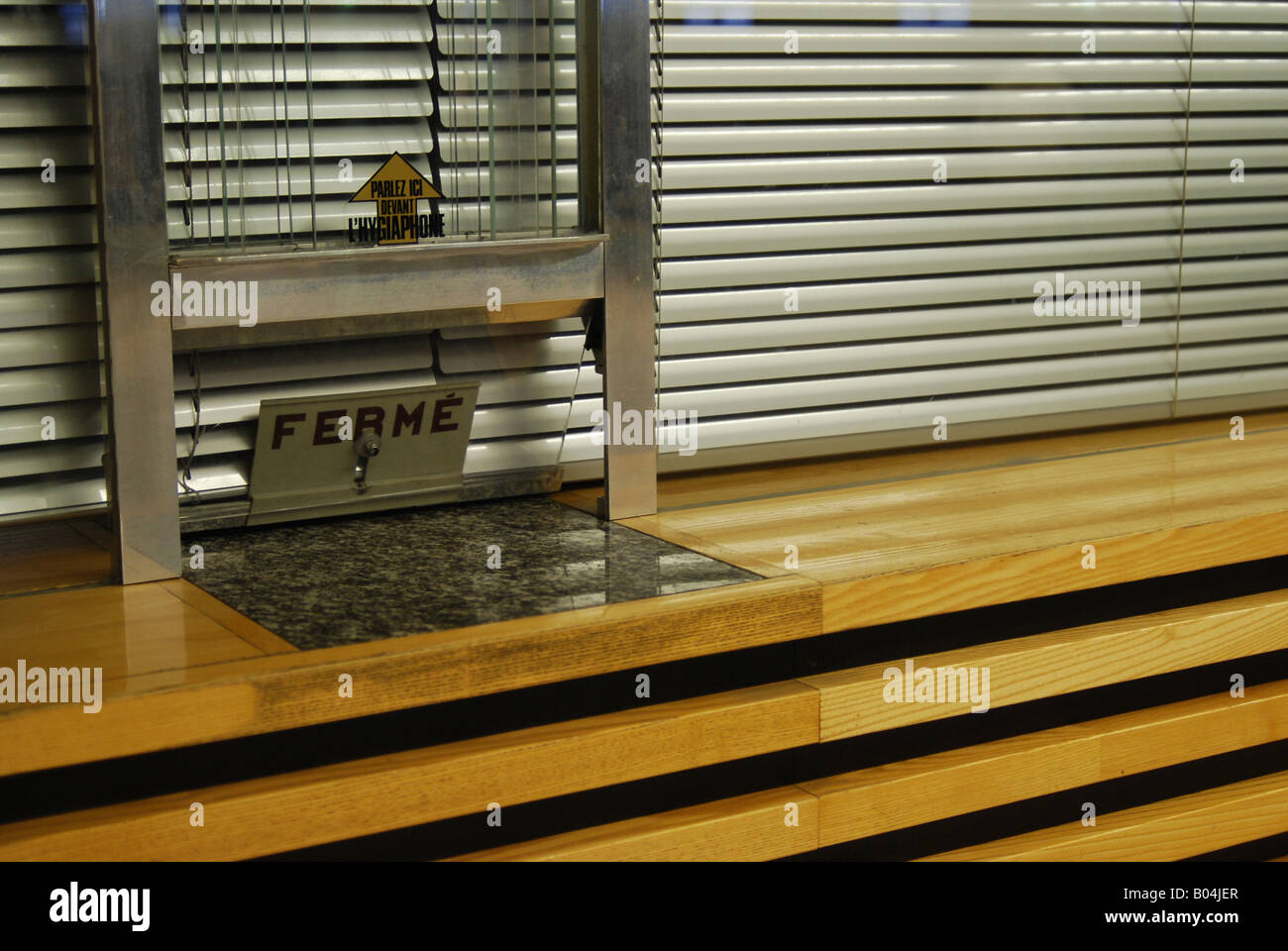 Servants wait hi-res stock photography and images - Alamy