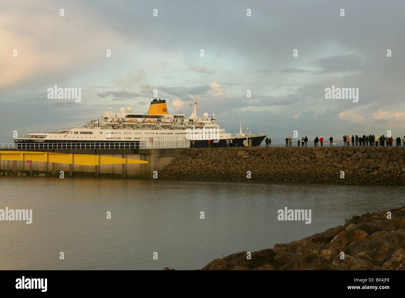 Entrance to cardiff docks hi-res stock photography and images - Alamy