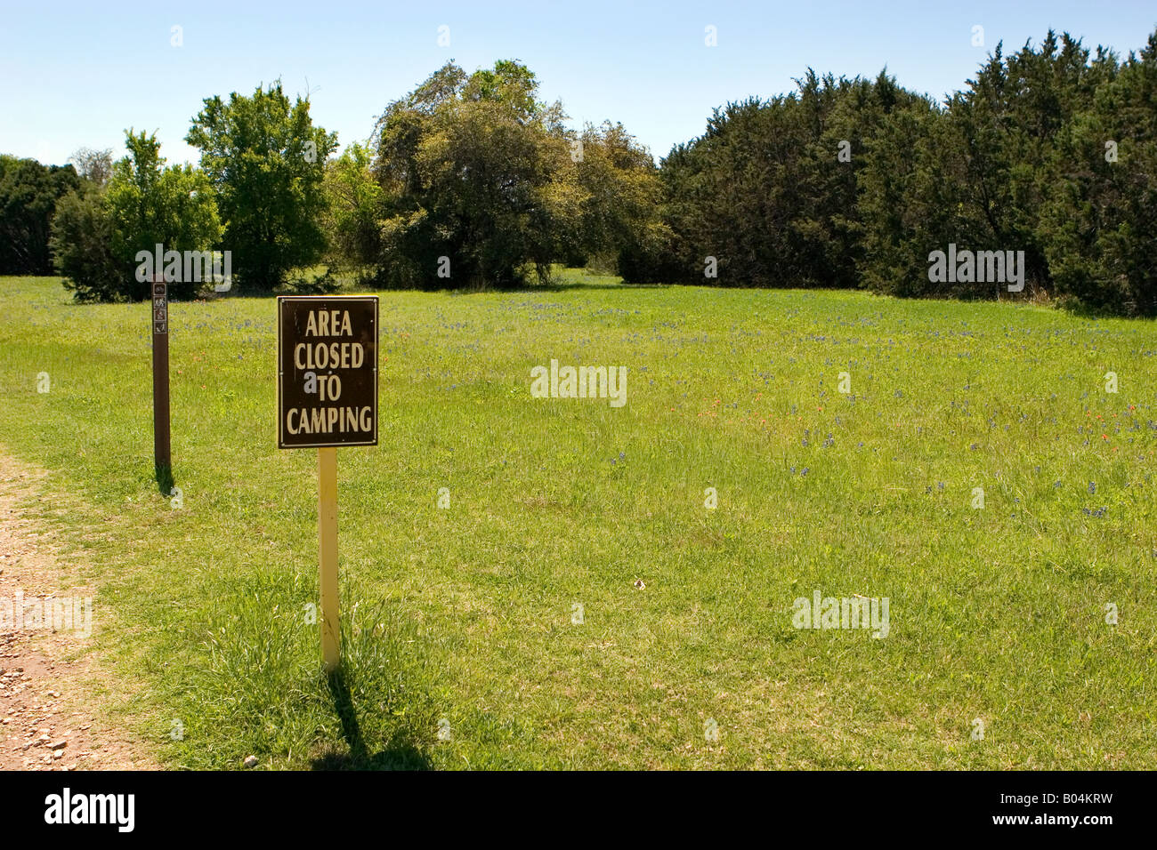 Area Closed to Camping Sign Stock Photo - Alamy