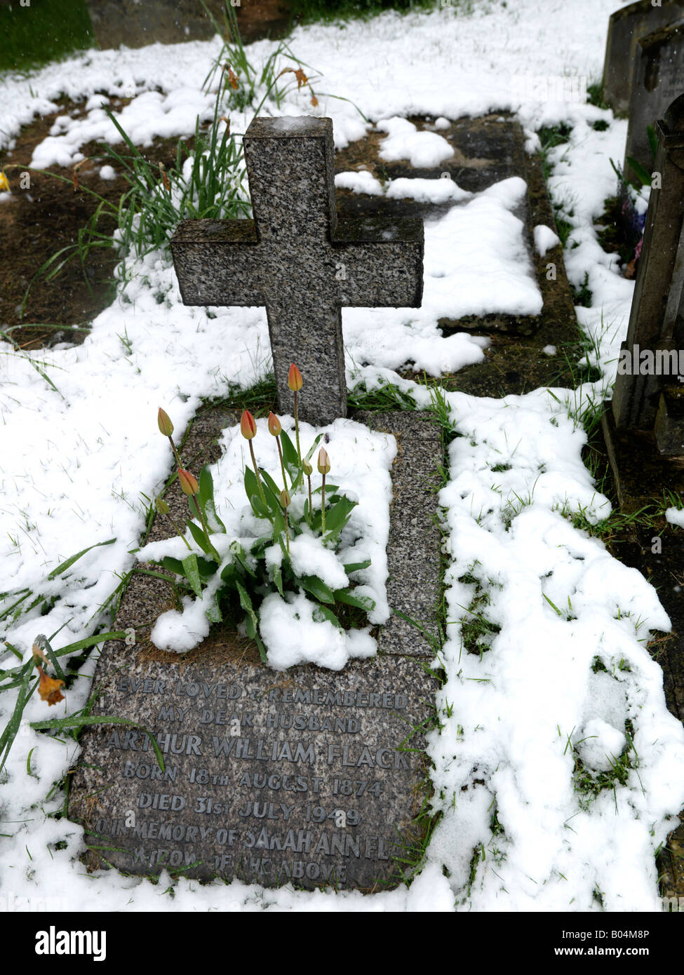 Graveyard in winter falling snow hi-res stock photography and images ...