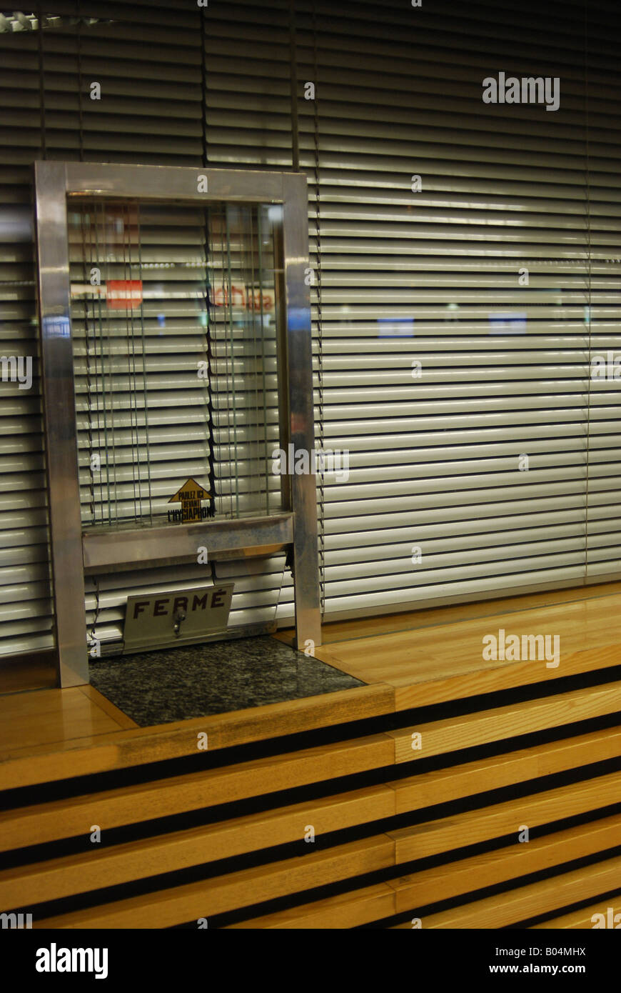 Servants wait hi-res stock photography and images - Alamy