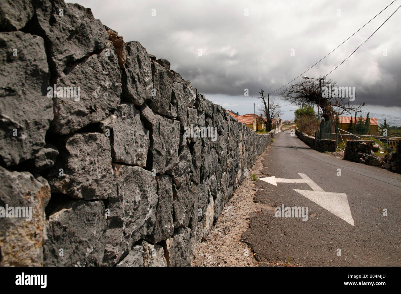 Stone wall along road hi-res stock photography and images - Alamy