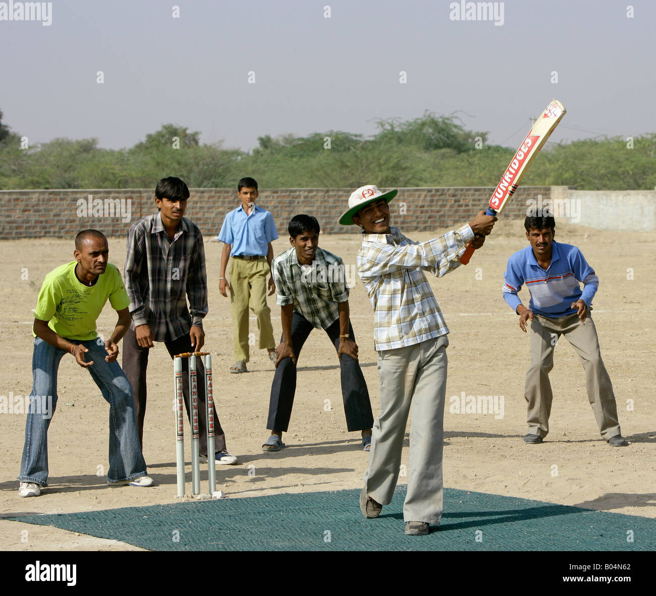 Indian kids playing cricket hi-res stock photography and images - Alamy