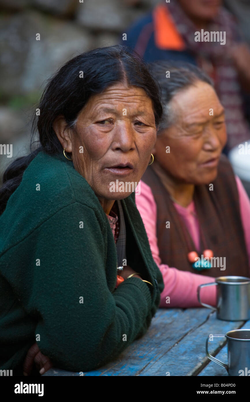 Rugged MANAGI WOMEN on the ANNAPURNA CIRCUIT NEPAL HIMALAYA Stock Photo ...