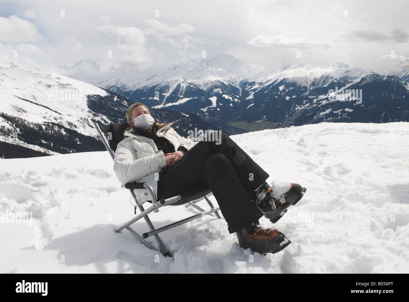 woman on mountain wearing face mask Stock Photo - Alamy