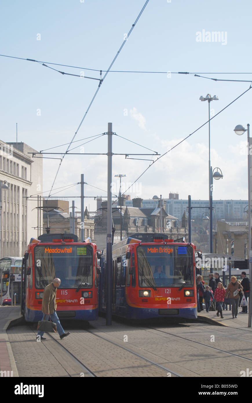 Overhead wires public transport hi-res stock photography and images - Alamy