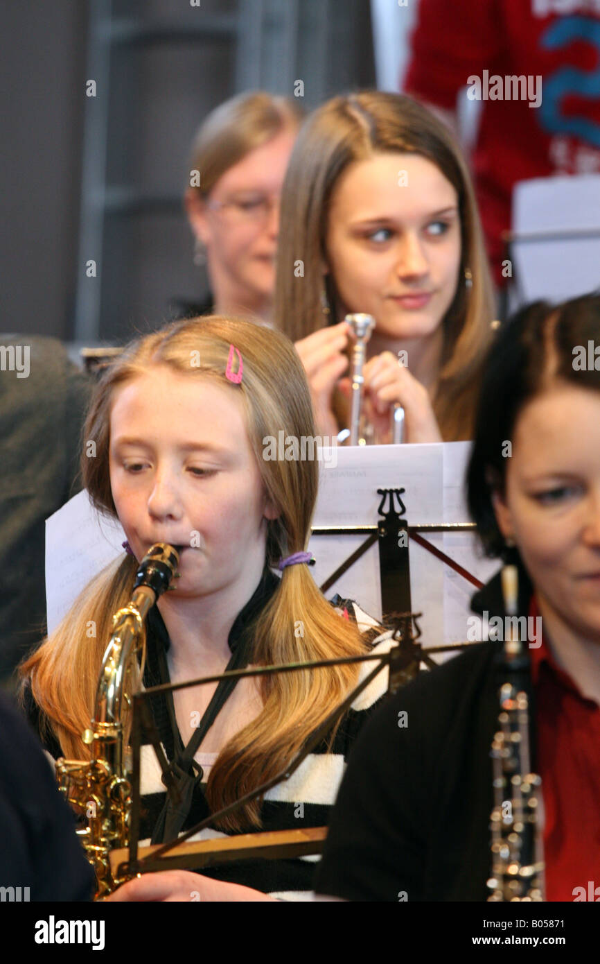 Tenor saxophone player hi-res stock photography and images - Alamy