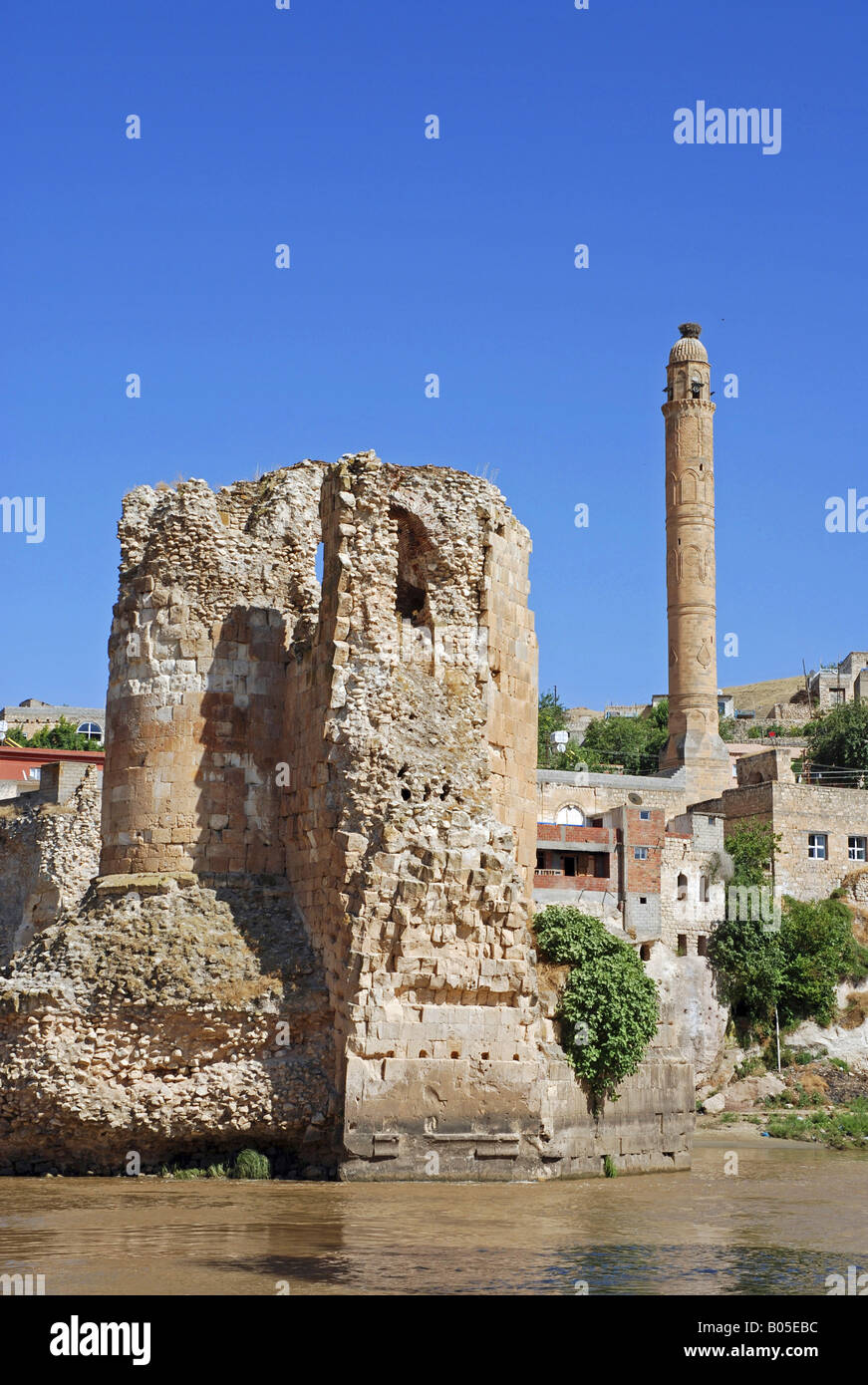 Hasankeyf and old bridge over the tigris river hi-res stock photography ...