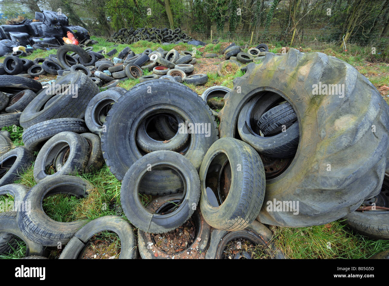 Tyre dumping hi-res stock photography and images - Alamy