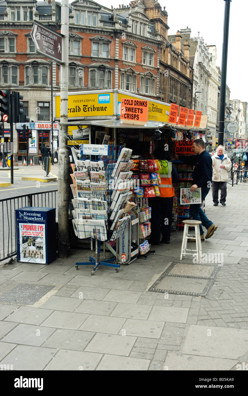 Newsstand london hi-res stock photography and images - Alamy