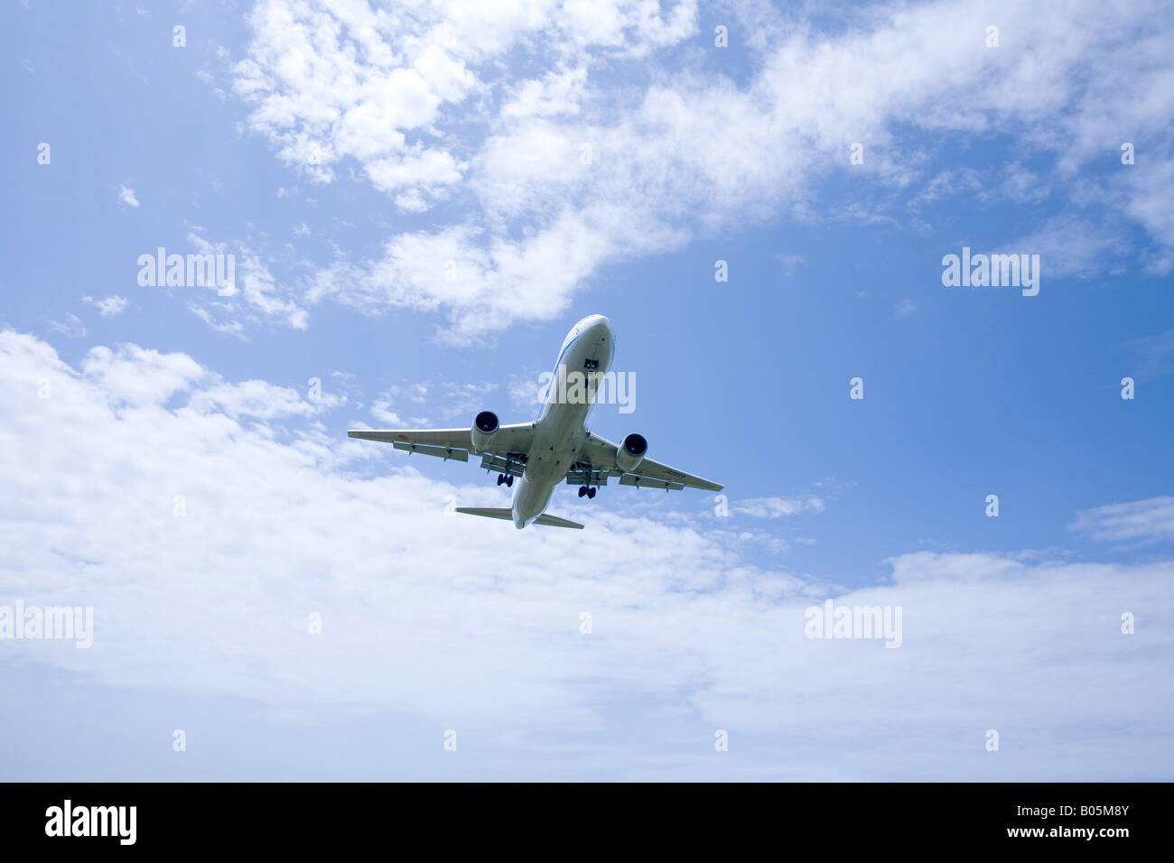 Aeroplane right touch down hi-res stock photography and images - Alamy