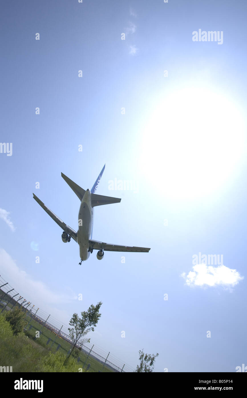 Aeroplane right touch down hi-res stock photography and images - Alamy