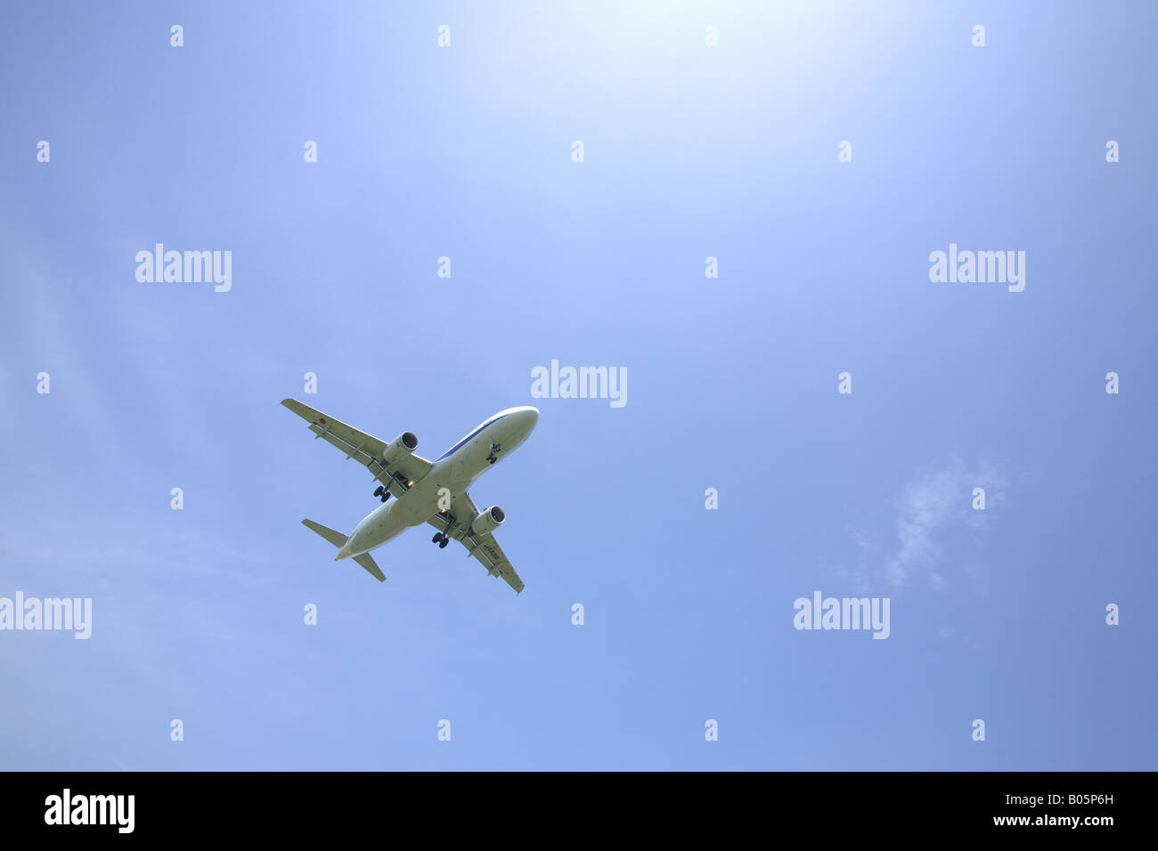 Aeroplane right touch down hi-res stock photography and images - Alamy