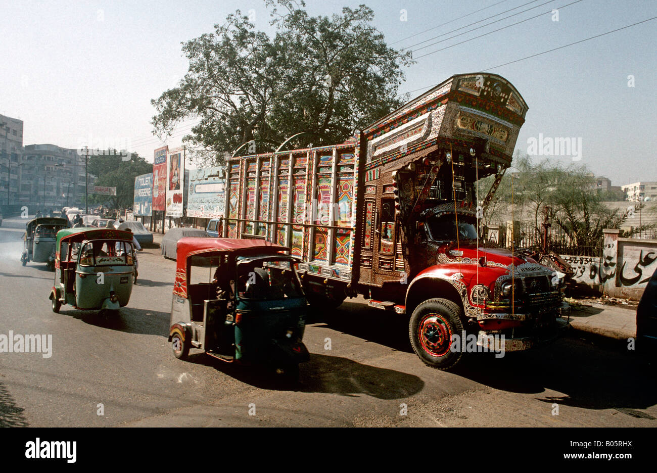 Pakistan Transport Karachi decorated truck of the Sitara Hilal ...
