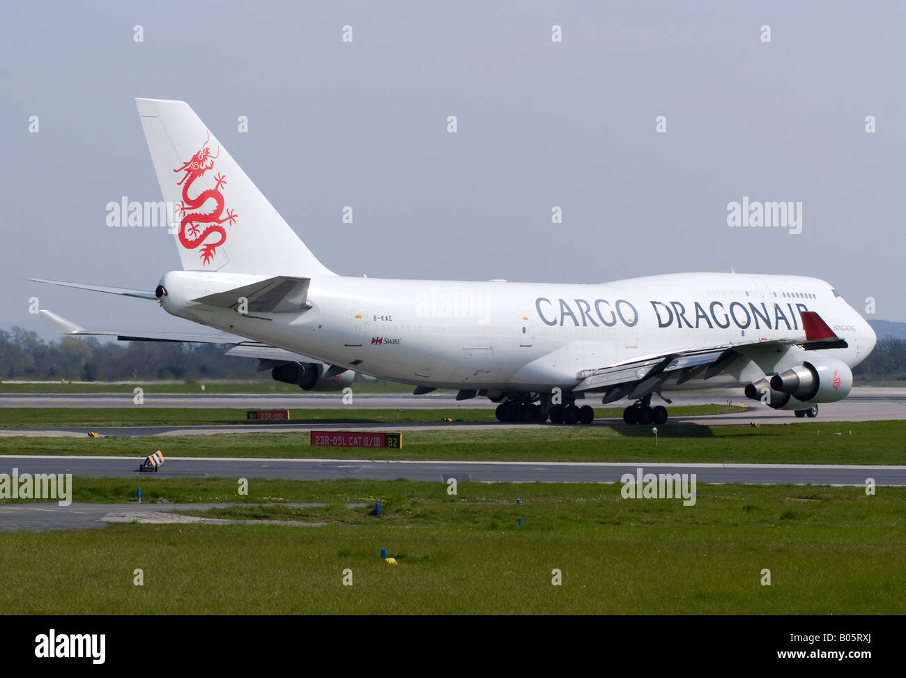 Dragonair boeing 747 400bcf hi-res stock photography and images - Alamy