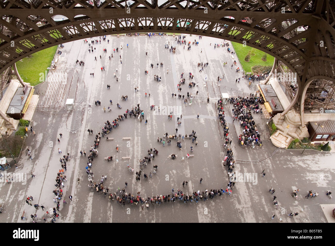 People waiting enter eiffel tower hi-res stock photography and images ...