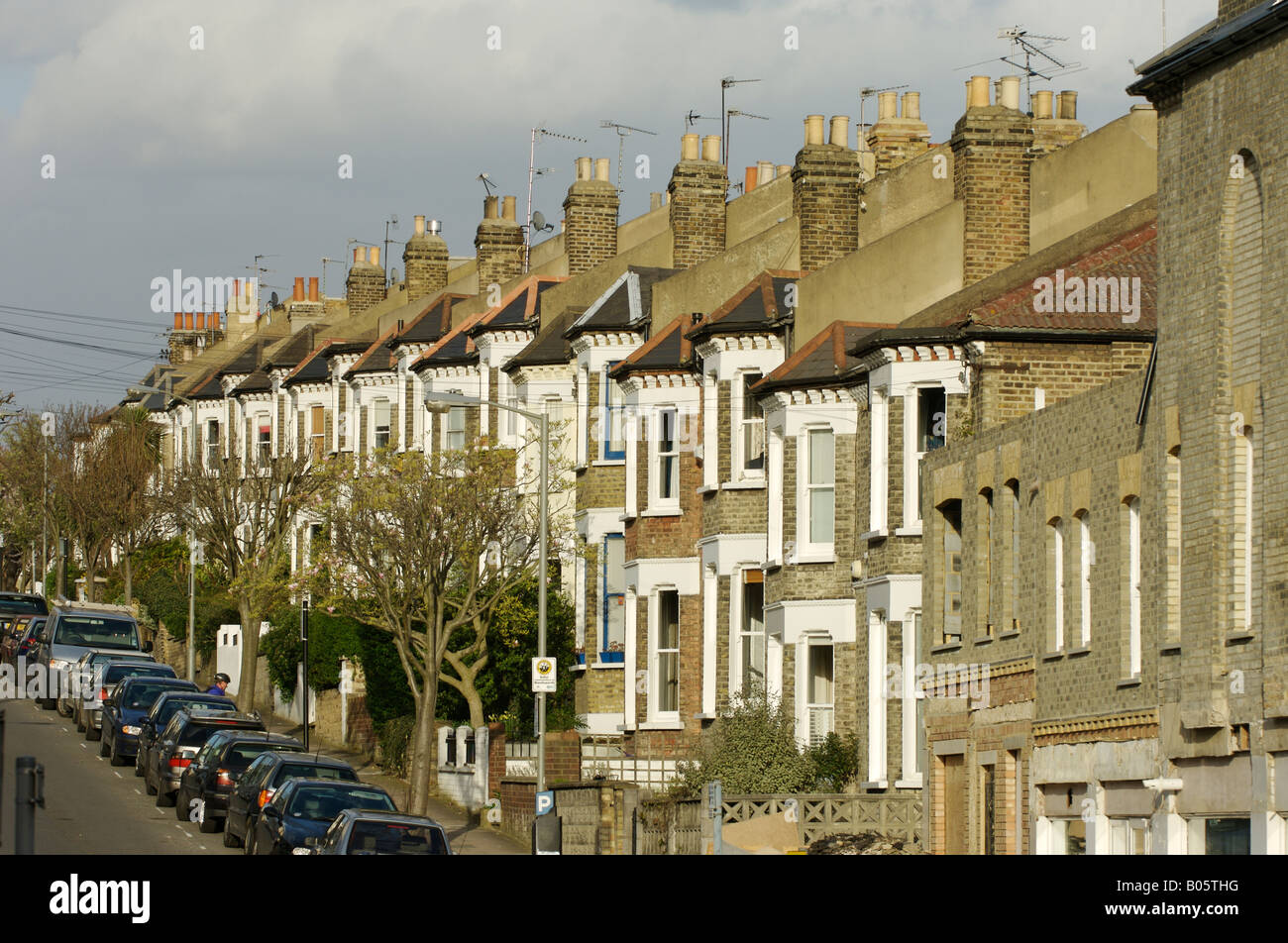 Terraced housing london hi-res stock photography and images - Alamy