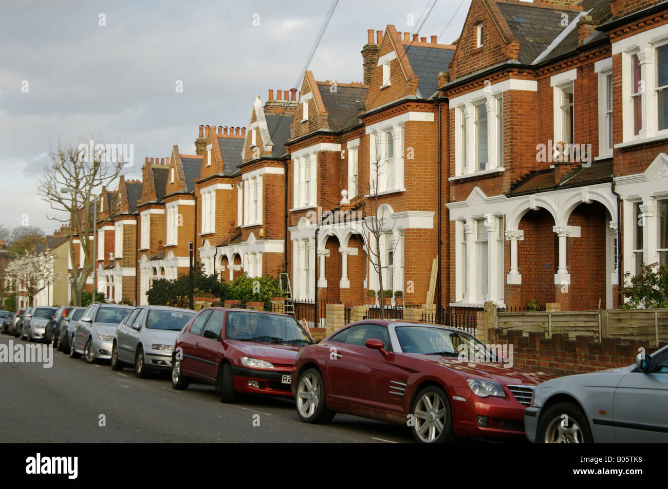 Terraced housing london hi-res stock photography and images - Alamy