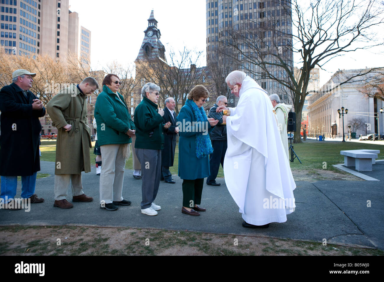 Receiving communion catholic hi-res stock photography and images - Alamy