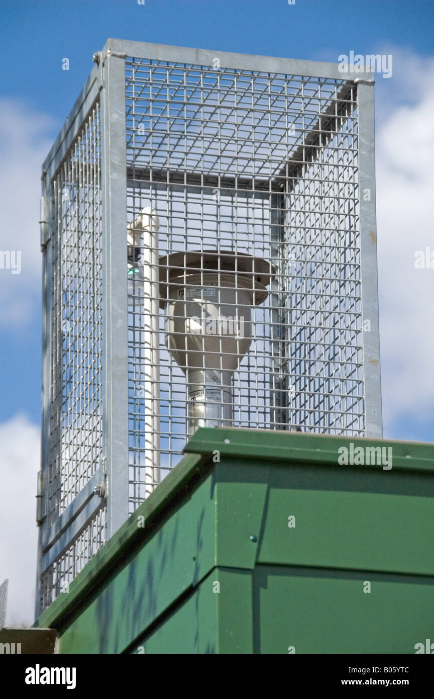 Air pollution monitor london hi-res stock photography and images - Alamy