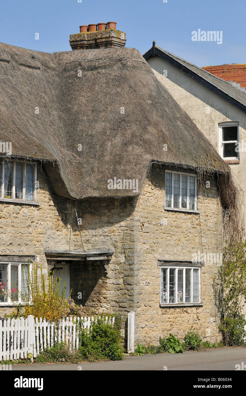 Traditional blue cottage thatched hi-res stock photography and images ...