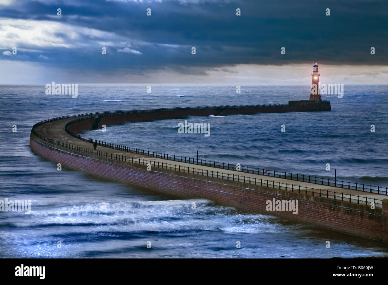 Roker Pier at sunrise Stock Photo - Alamy