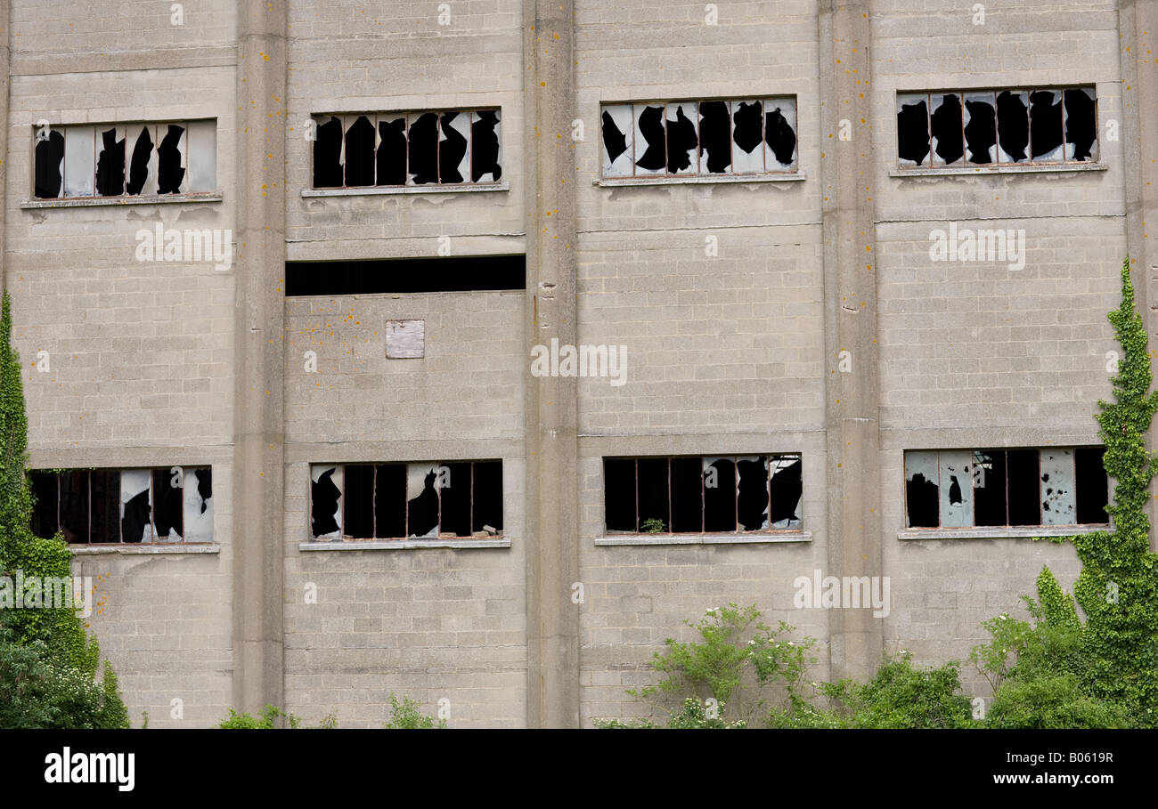 Smash windows hi-res stock photography and images - Alamy