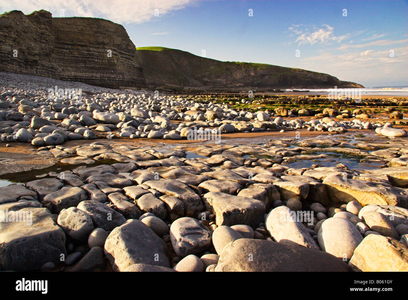 Crystalline Rock formations On Southerndown Beach Stock Photo - Alamy