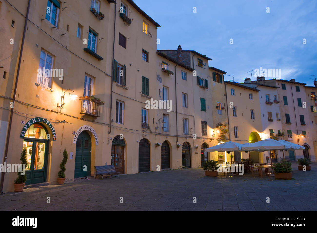 Cafes / Restaurants in the Old Roman Amphitheatre, Piazza Anfiteatro ...