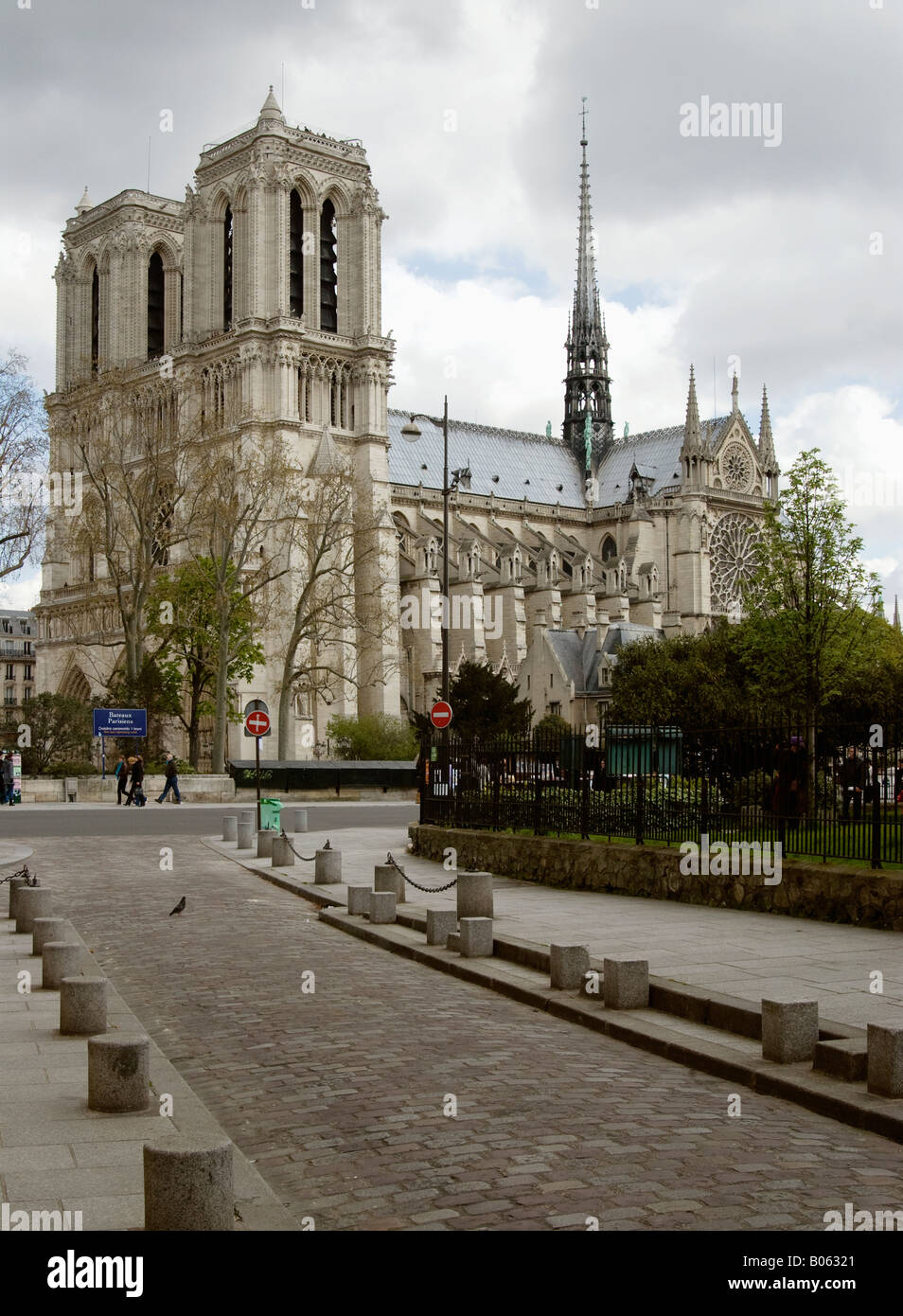 The Notre Dame cathedral from the side Stock Photo - Alamy