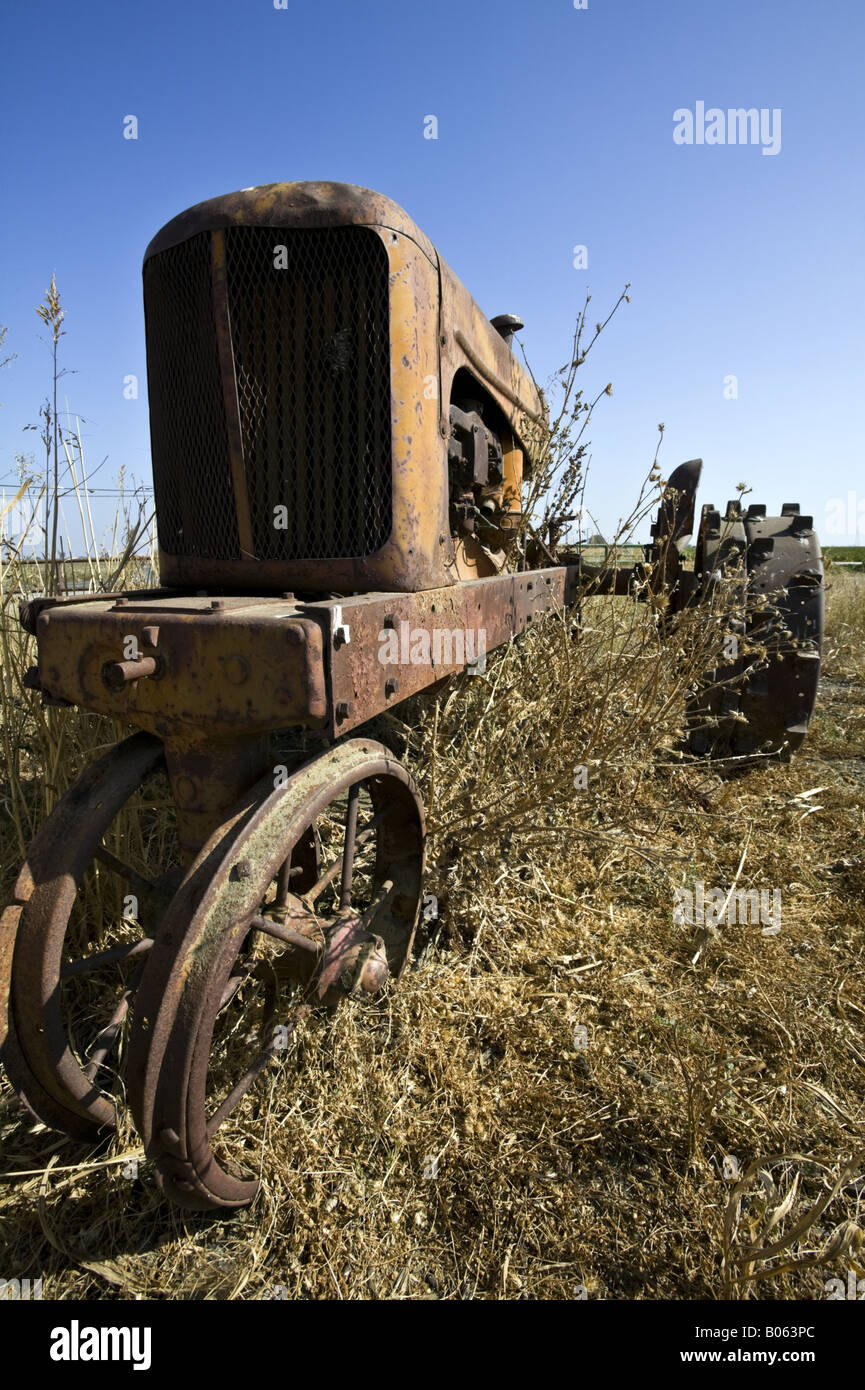old farm tractor Stock Photo - Alamy