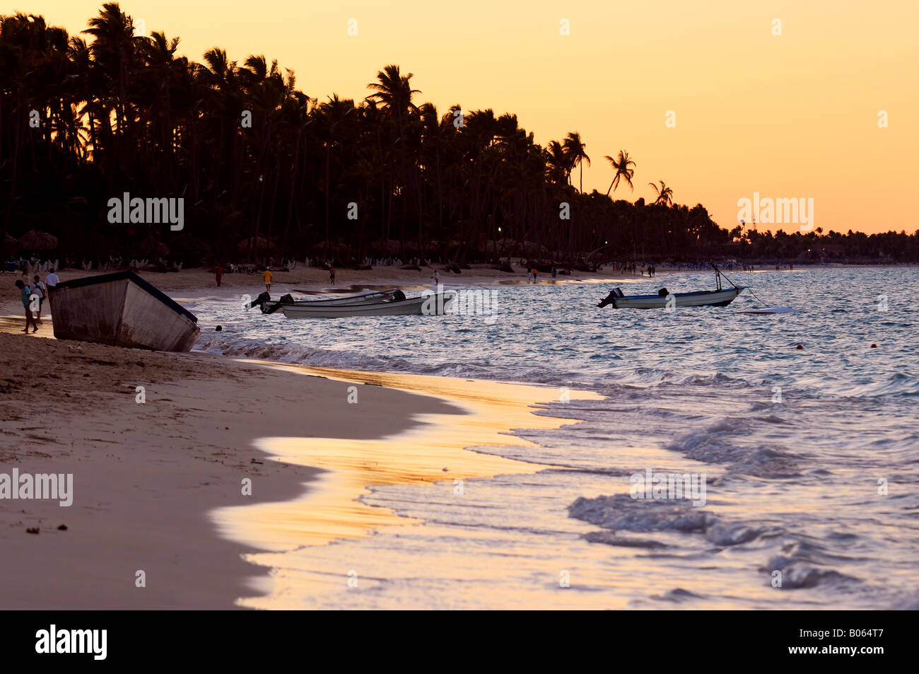 Golden sand beach resort hi-res stock photography and images - Alamy