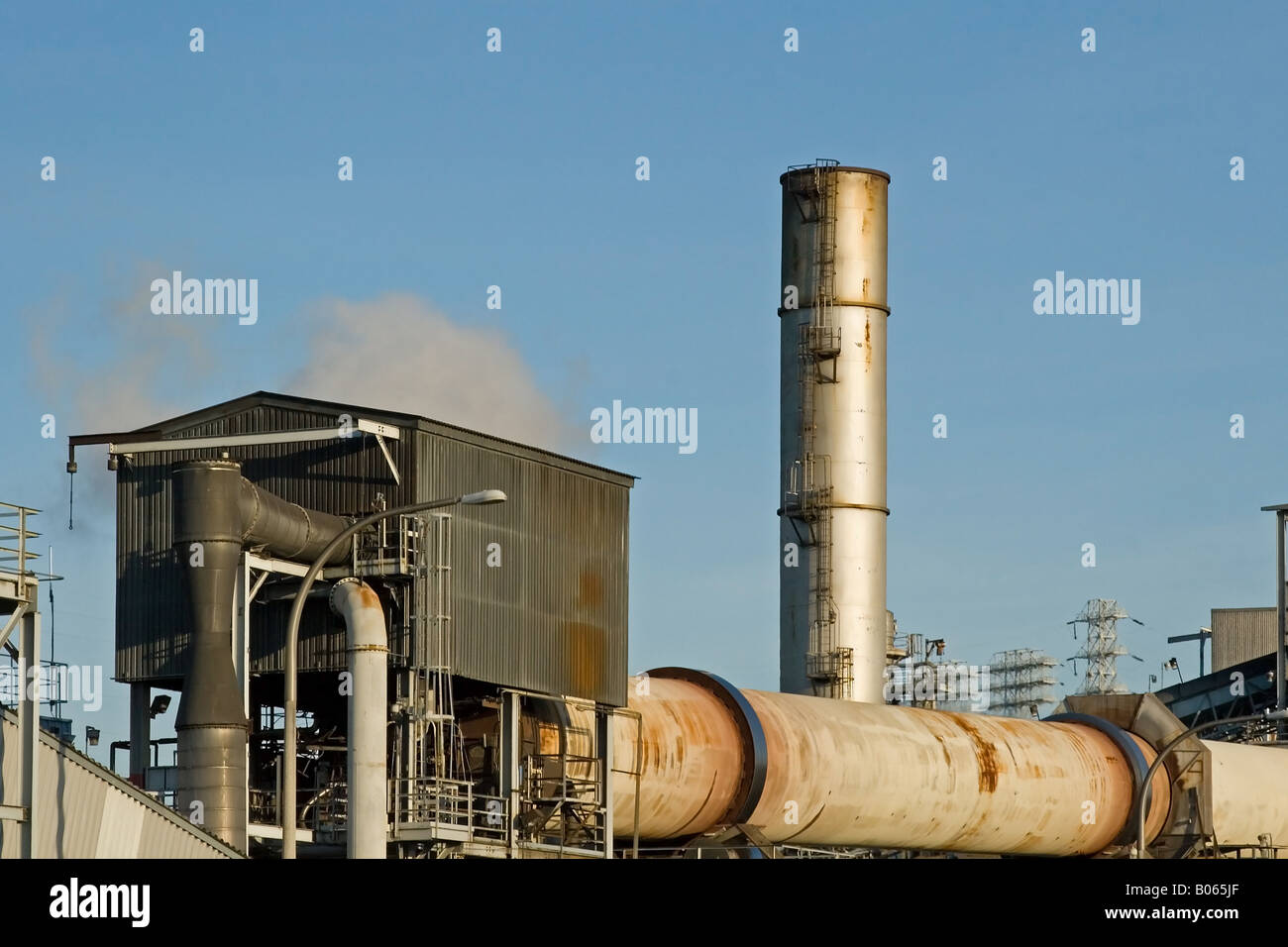 Oil refinery complex with industrial pollution and emissions Stock ...