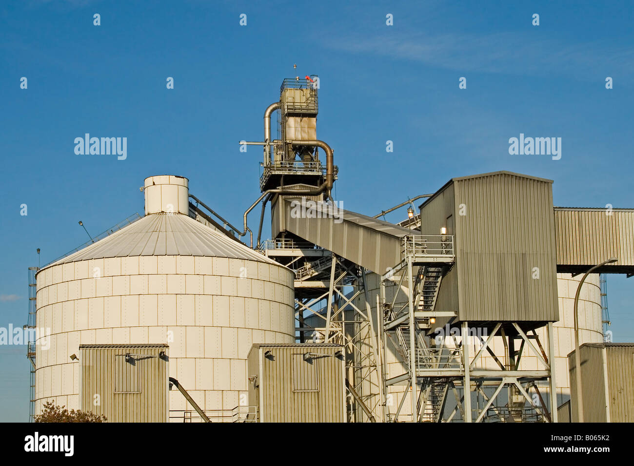 Oil refinery complex with industrial pollution and emissions Stock ...