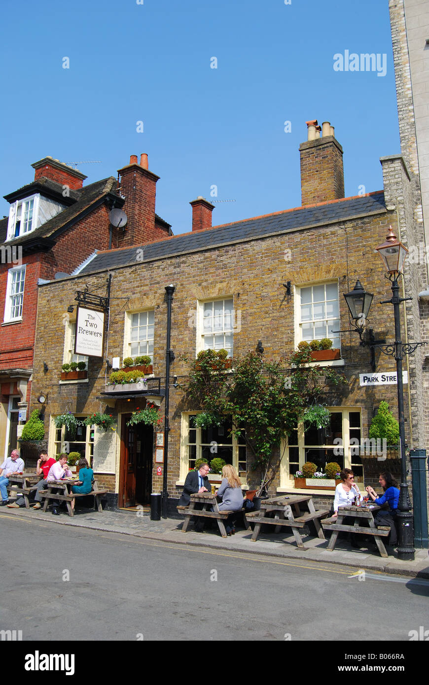 Outdoor eating, The 18th century Two Brewers Pub, Park Street, Windsor ...