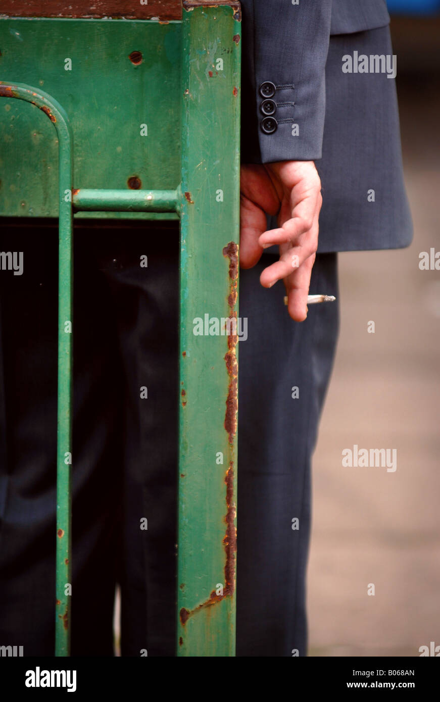 AN OFFICE WORKER TAKES A CIGARETTE BREAK IN AN URBAN LOCATION UK Stock ...