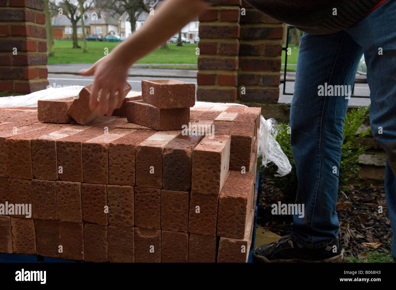 DIY How to build a brick wall Stock Photo - Alamy
