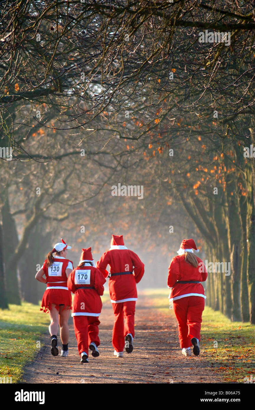 RUNNERS IN FATHER CHRISTMAS FANCY DRESS Stock Photo - Alamy