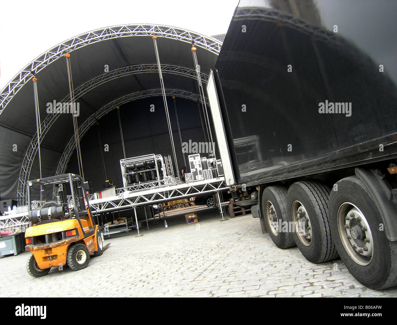 Unloading truck concert equipment hi-res stock photography and images ...