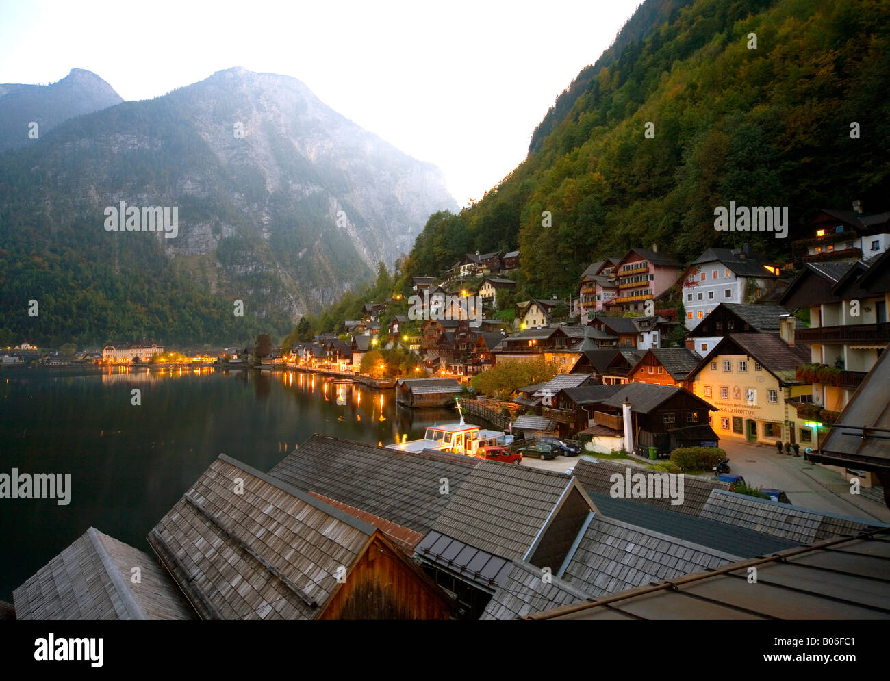 Dusk at Hallstatt on the Hallstatter See lake in Austria Stock Photo ...